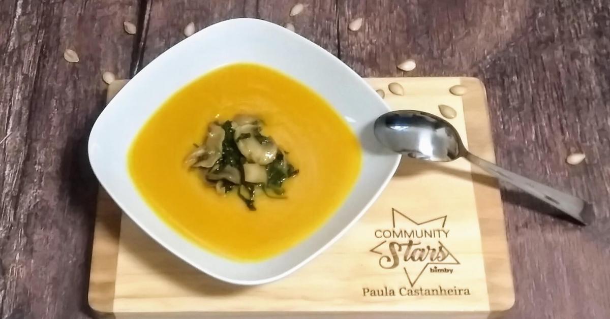 Sopa de abóbora com batata doce e cogumelos salteados com espinafre de ...
